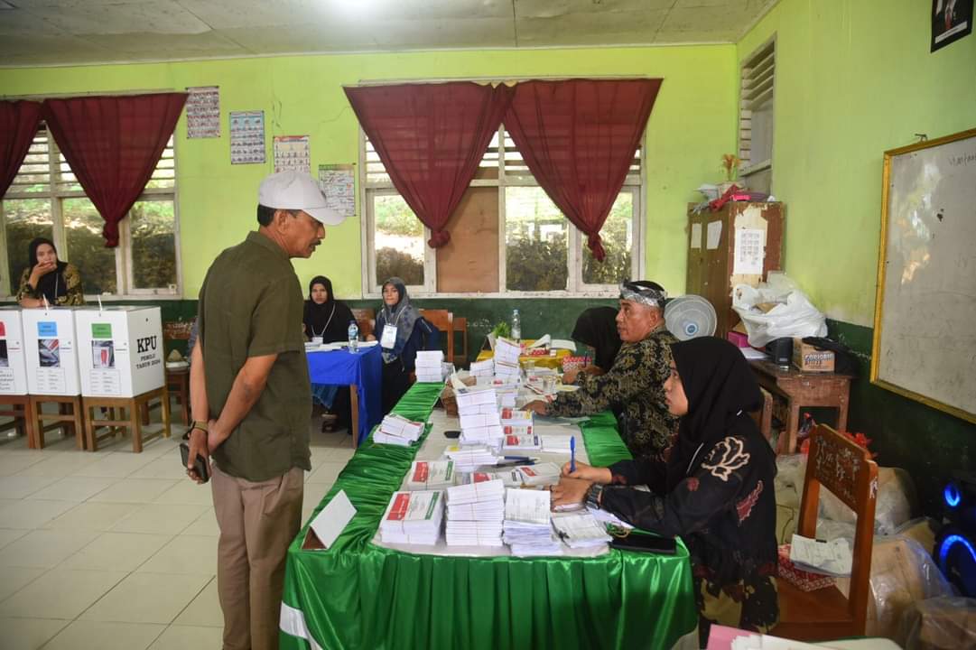 Salurkan Hak Suara di TPS Pasarwajo, Pj Bupati Buton Himbau Jaga Persatuan dan Kesatuan ...